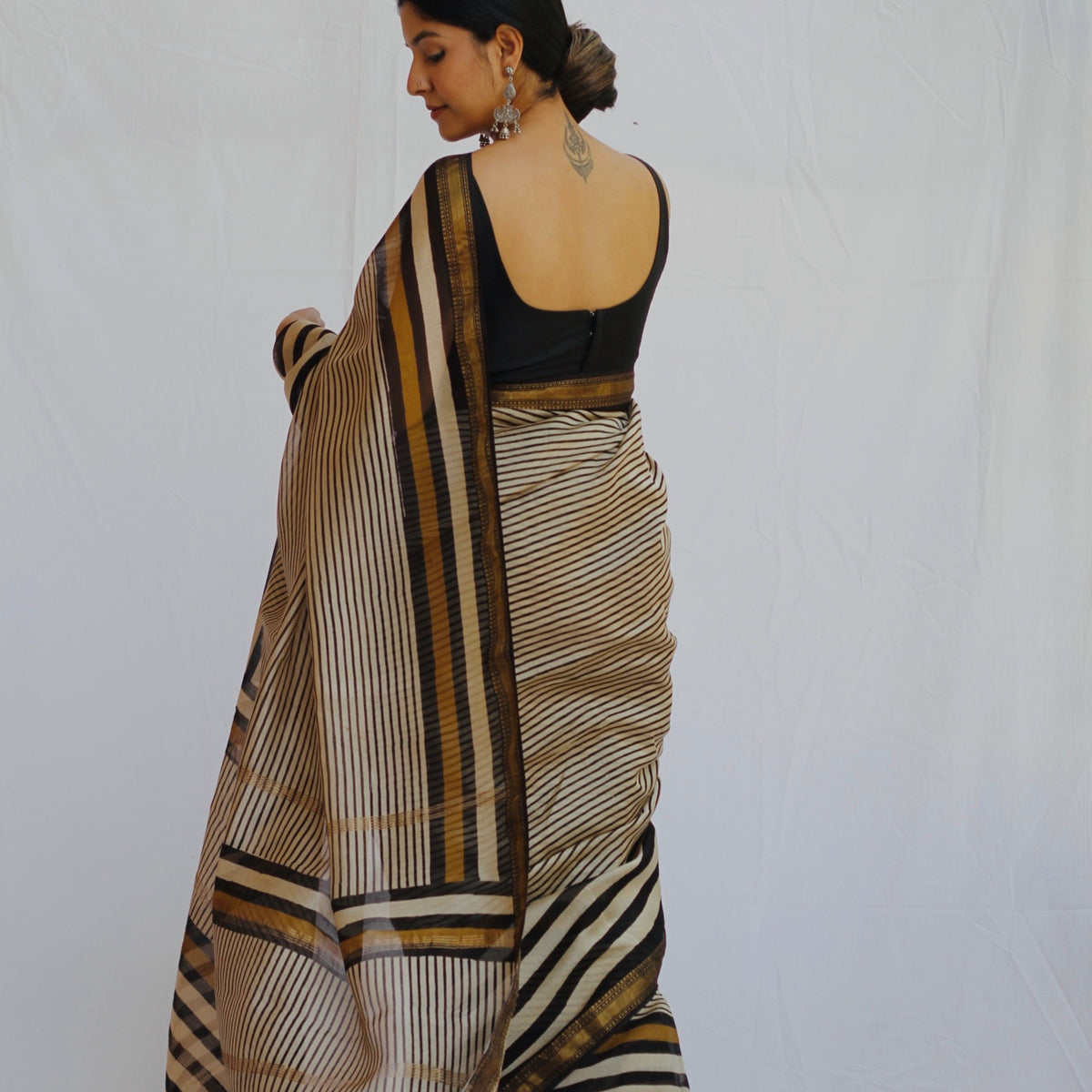 Rashmi: Lining Maheshwari Bagru Print Saree – Gray and Green Store