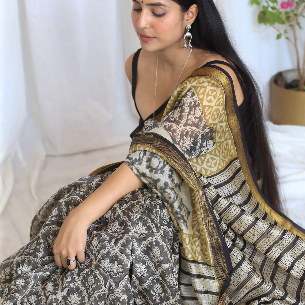 Chitrali : Grey-Black Geometric Bagru Maheshwari Saree – Gray and Green ...